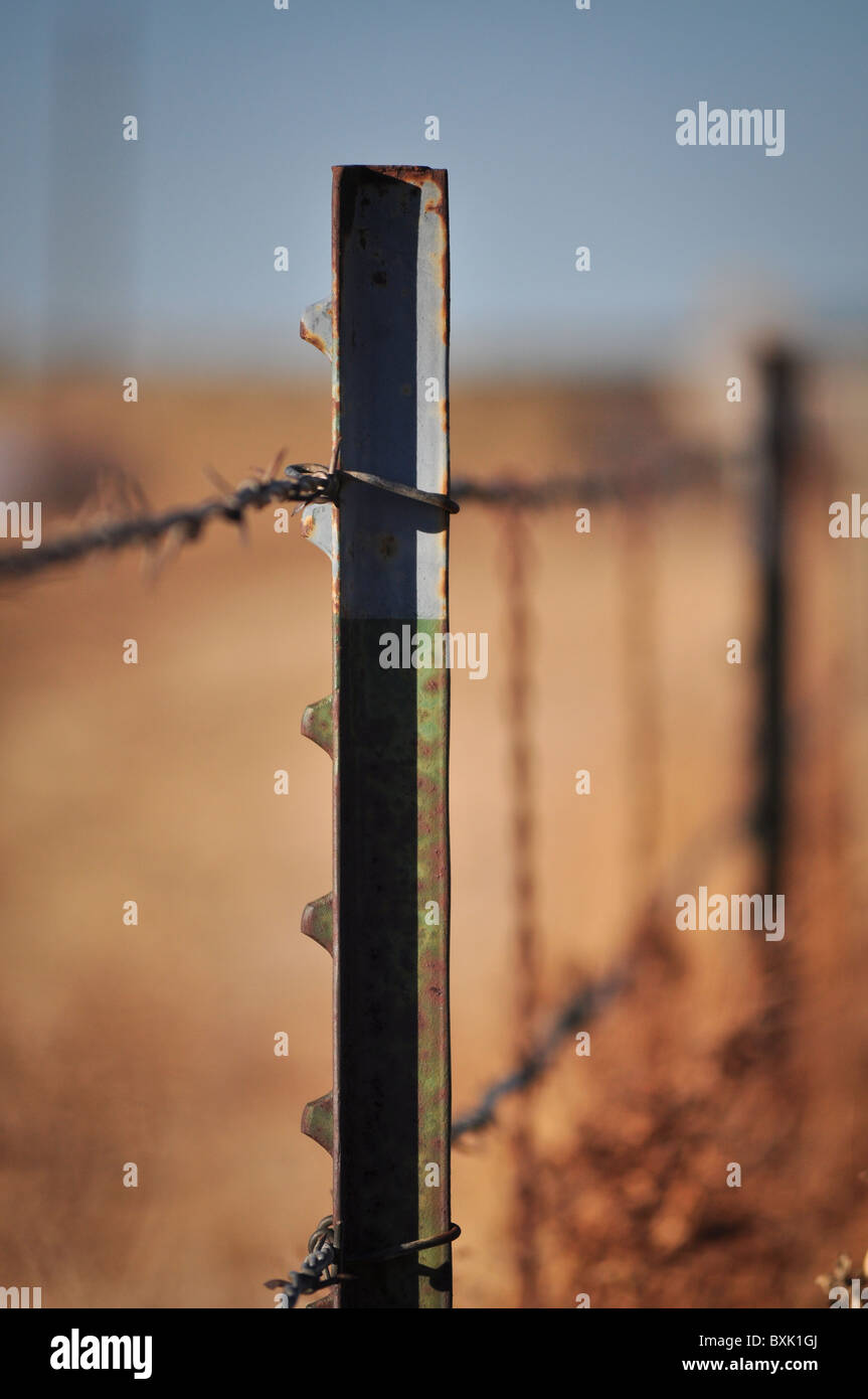 Barbed wire and fence post Banque de photographies et d’images à haute ...