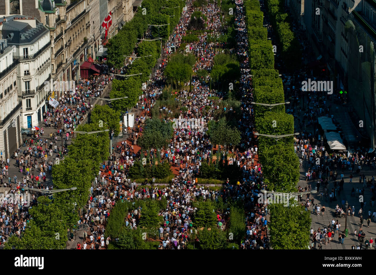 Overview crowds street paris Banque de photographies et d’images à ...