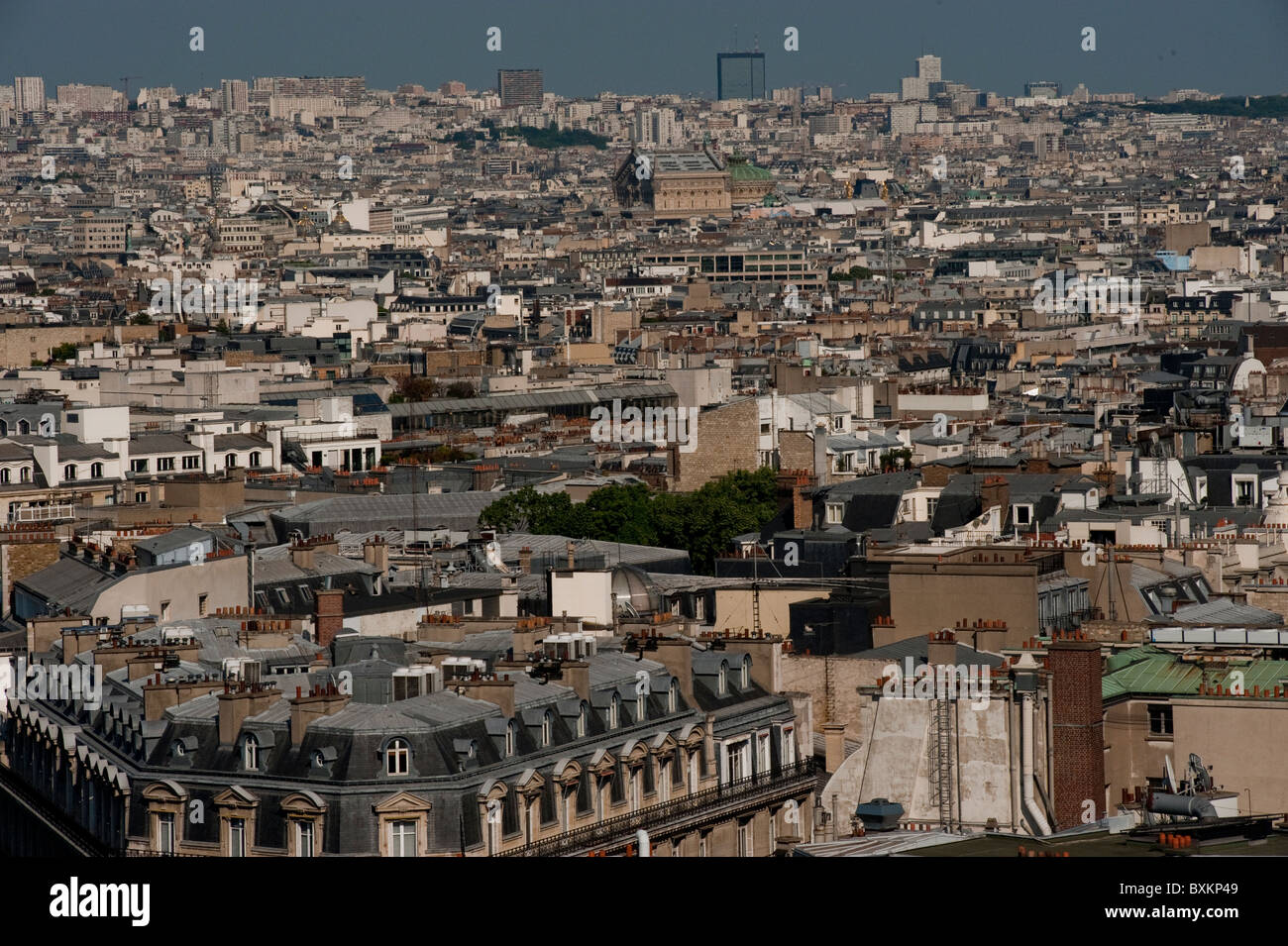 Paris aperçu des toits de la ville Banque de photographies et d’images ...