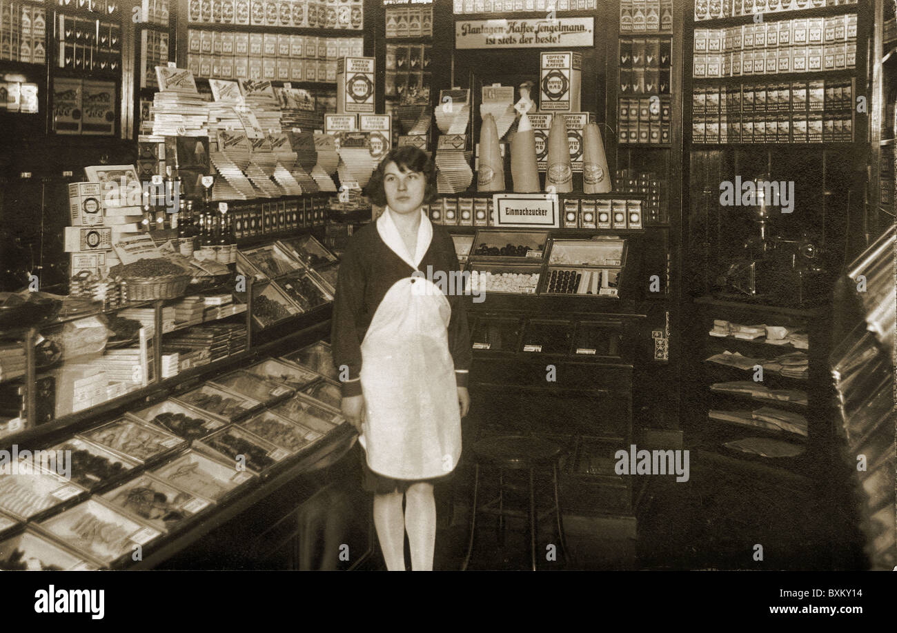 Vendeurs en magasin 1920s Banque de photographies et d’images à haute ...