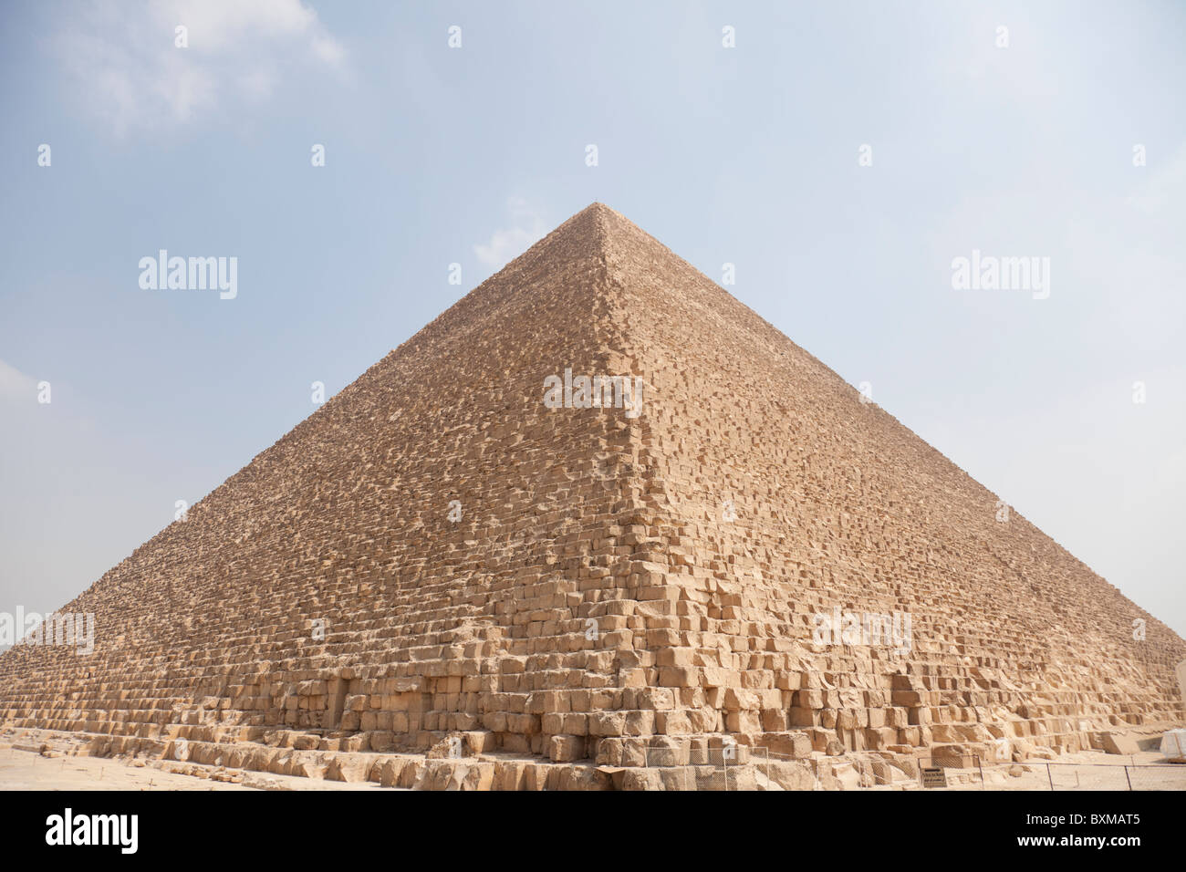 La vue entière de la grande pyramide de Gizeh, avec personne Photo ...