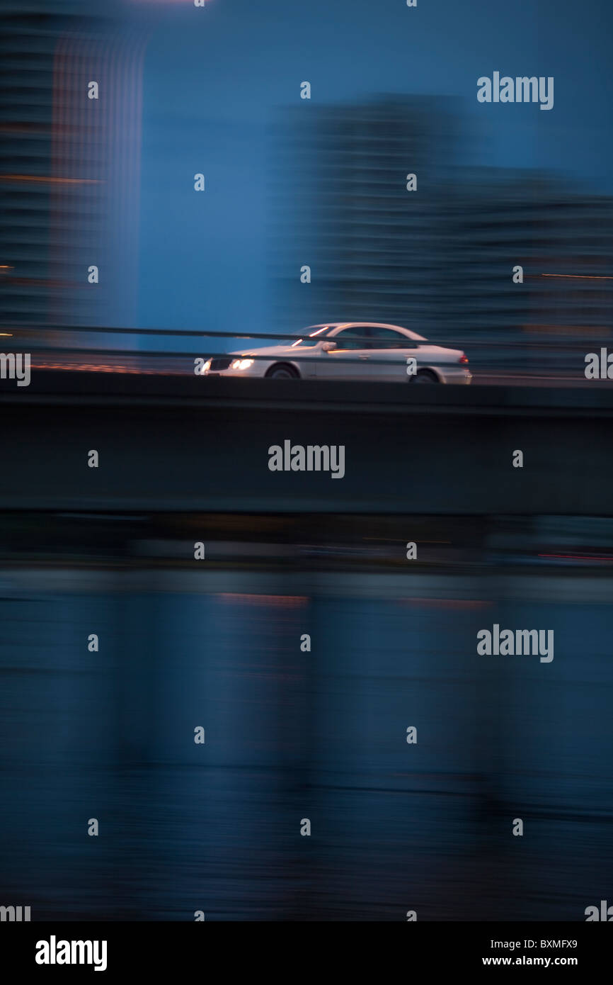 Voiture roulant sur un pont Banque de photographies et d’images à haute ...