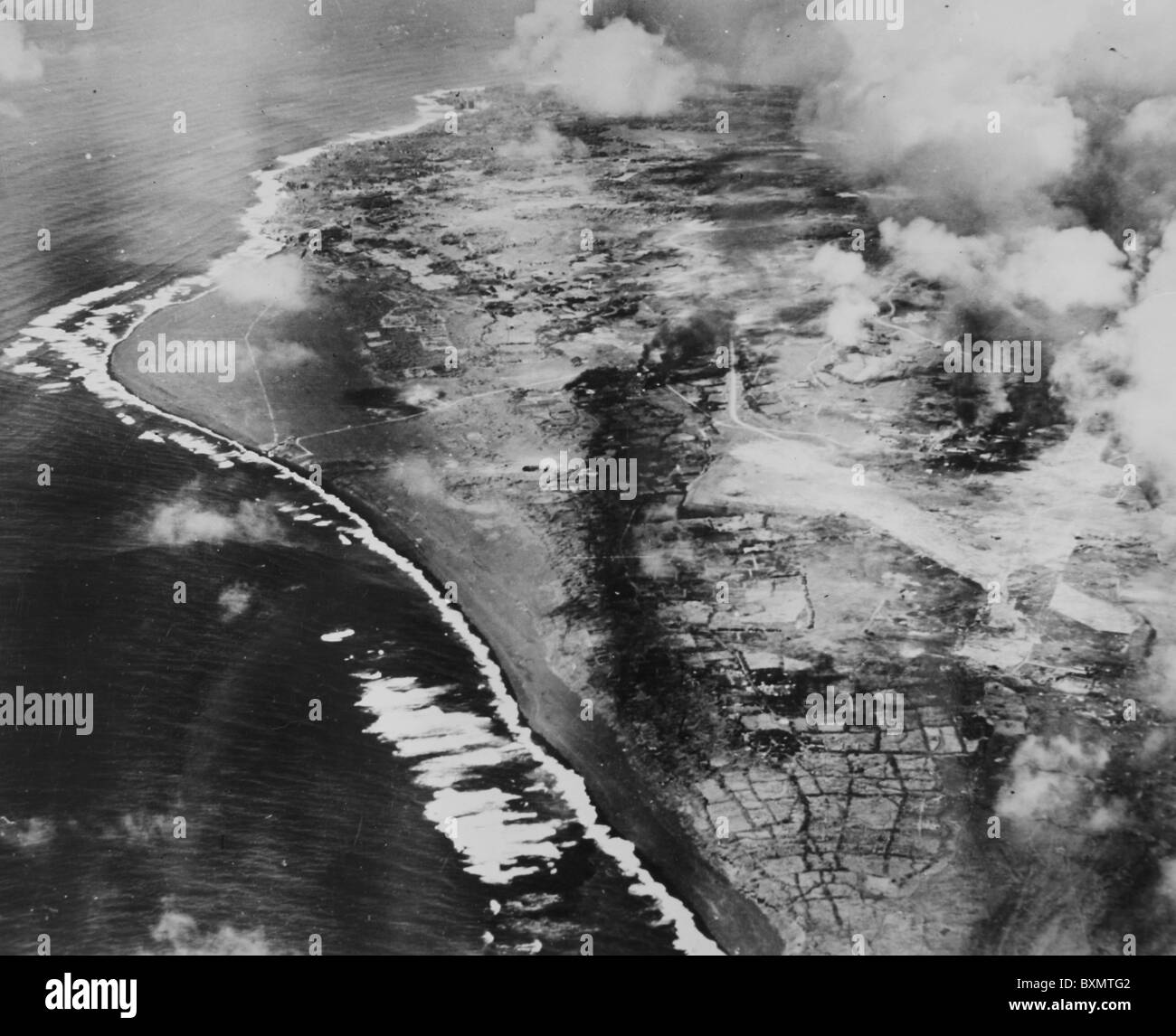 Attaque aérienne sur Iwo Jima dans les îles Bonin Marine par ...