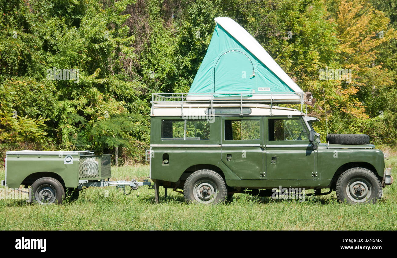 Land Rover avec tente sur le toit et d'une remorque Photo Stock - Alamy