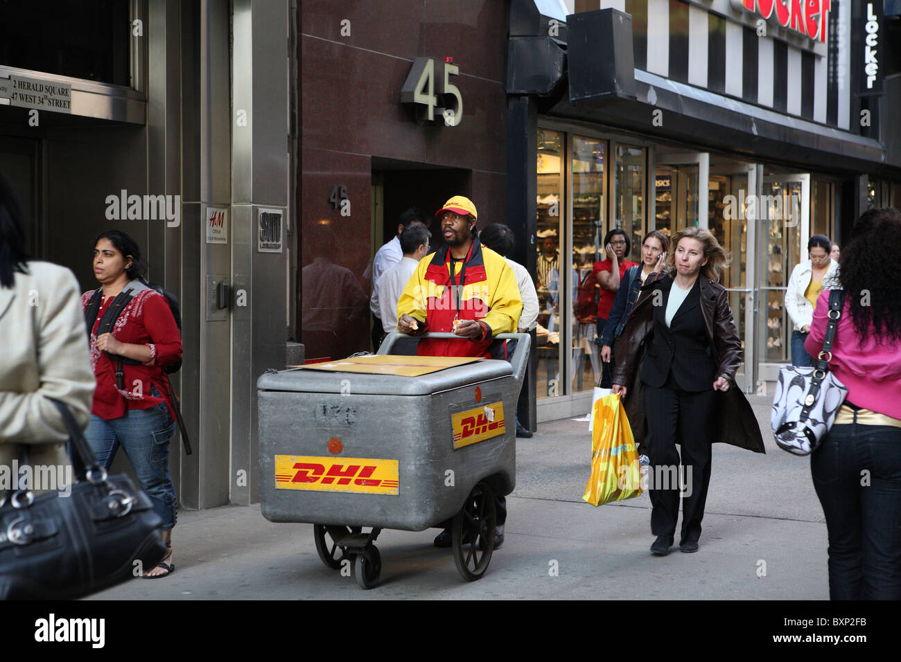 Dhl logo man Banque de photographies et d’images à haute résolution - Alamy