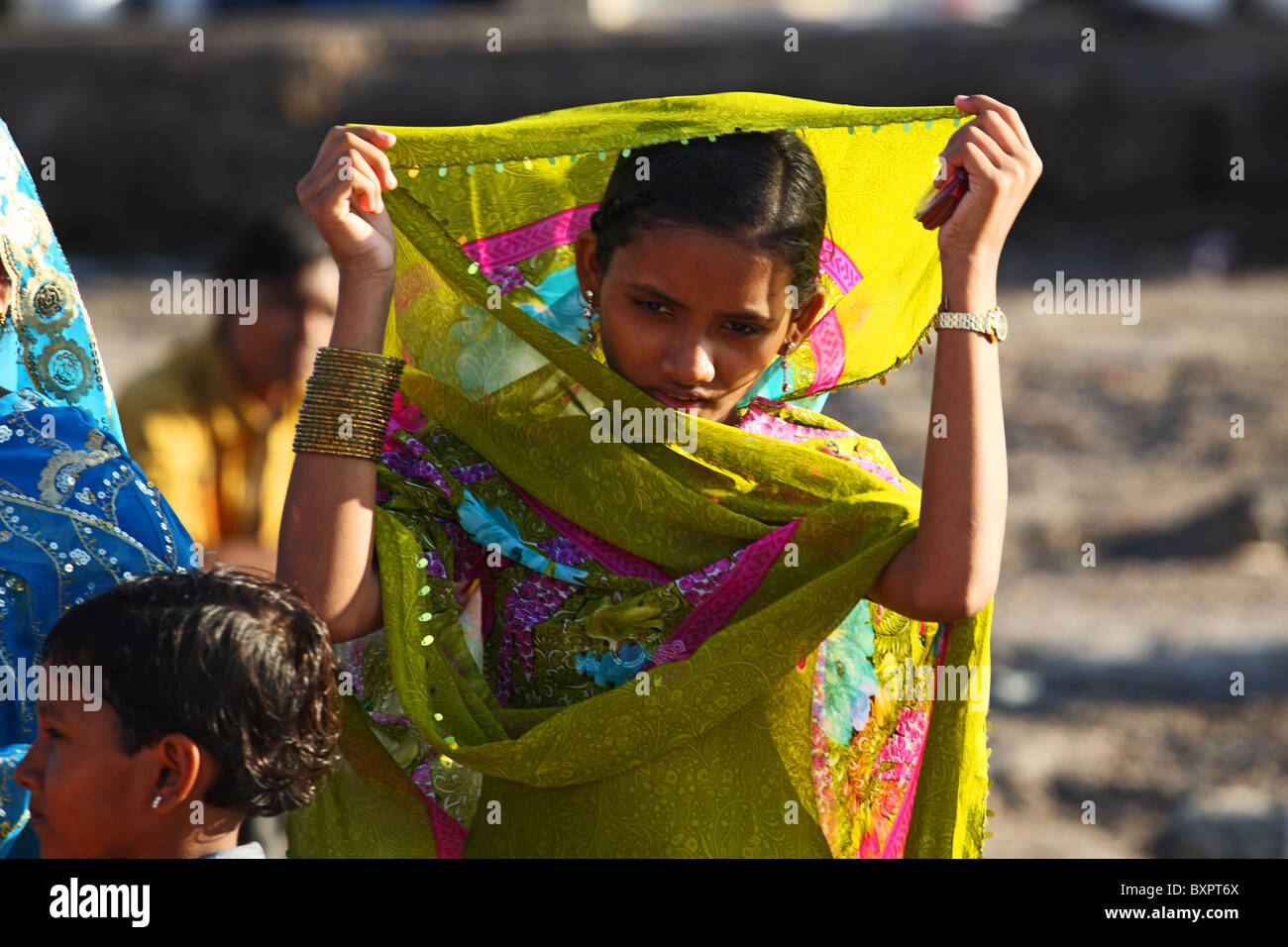 Jeune indienne réglage de voile à Hajj Ali mosquée à Mumbai, Inde Photo ...