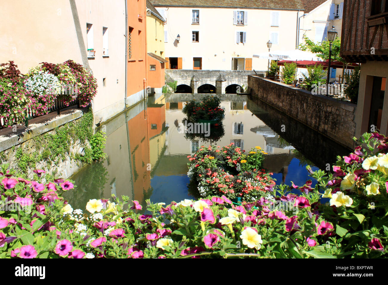 Montargis et ses rues sur l'eau à Venise du Gâtinais Photo Stock - Alamy