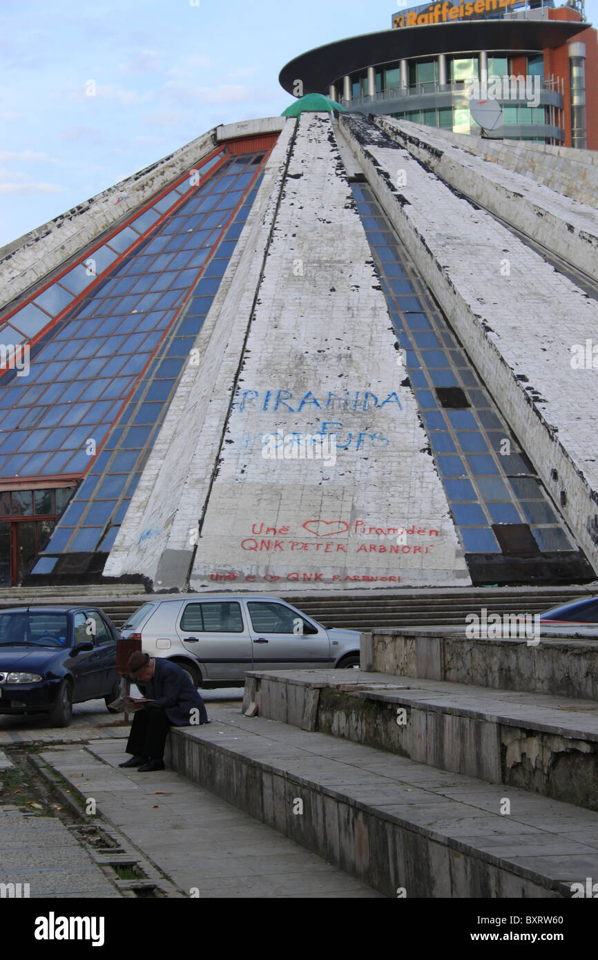 Une pyramide de béton - autrefois un centre commercial - à Tirana ...