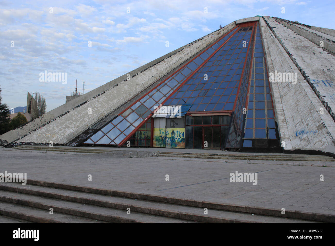 Une pyramide de béton - autrefois un centre commercial - à Tirana ...