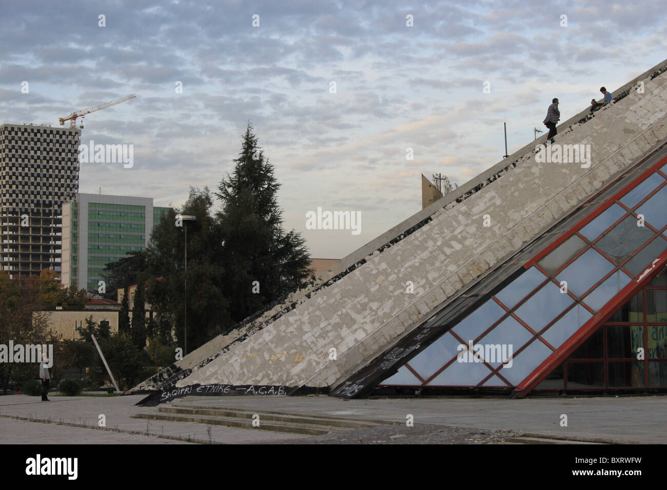 Une pyramide de béton - autrefois un centre commercial - à Tirana ...