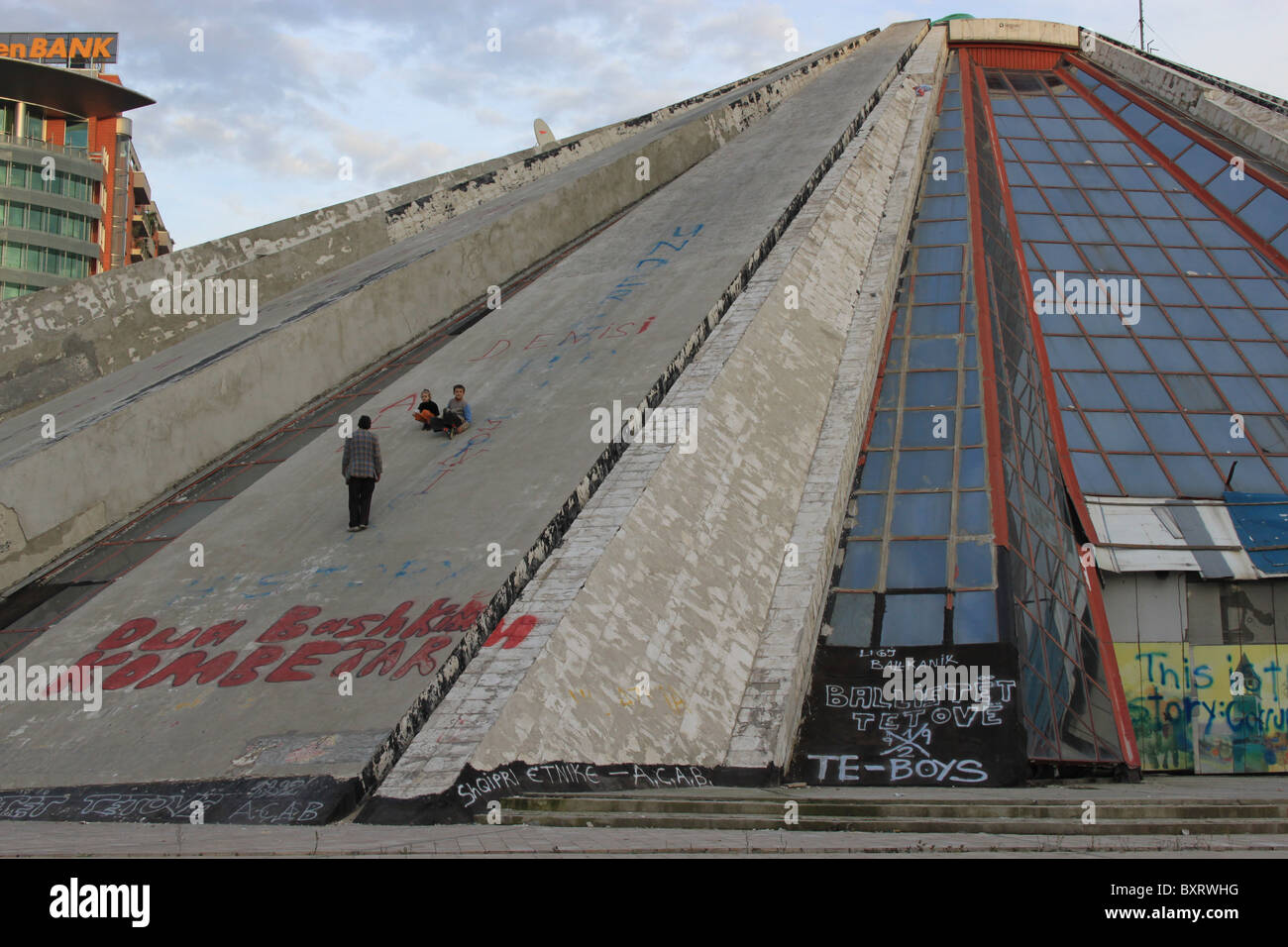 Une pyramide de béton - autrefois un centre commercial - à Tirana ...