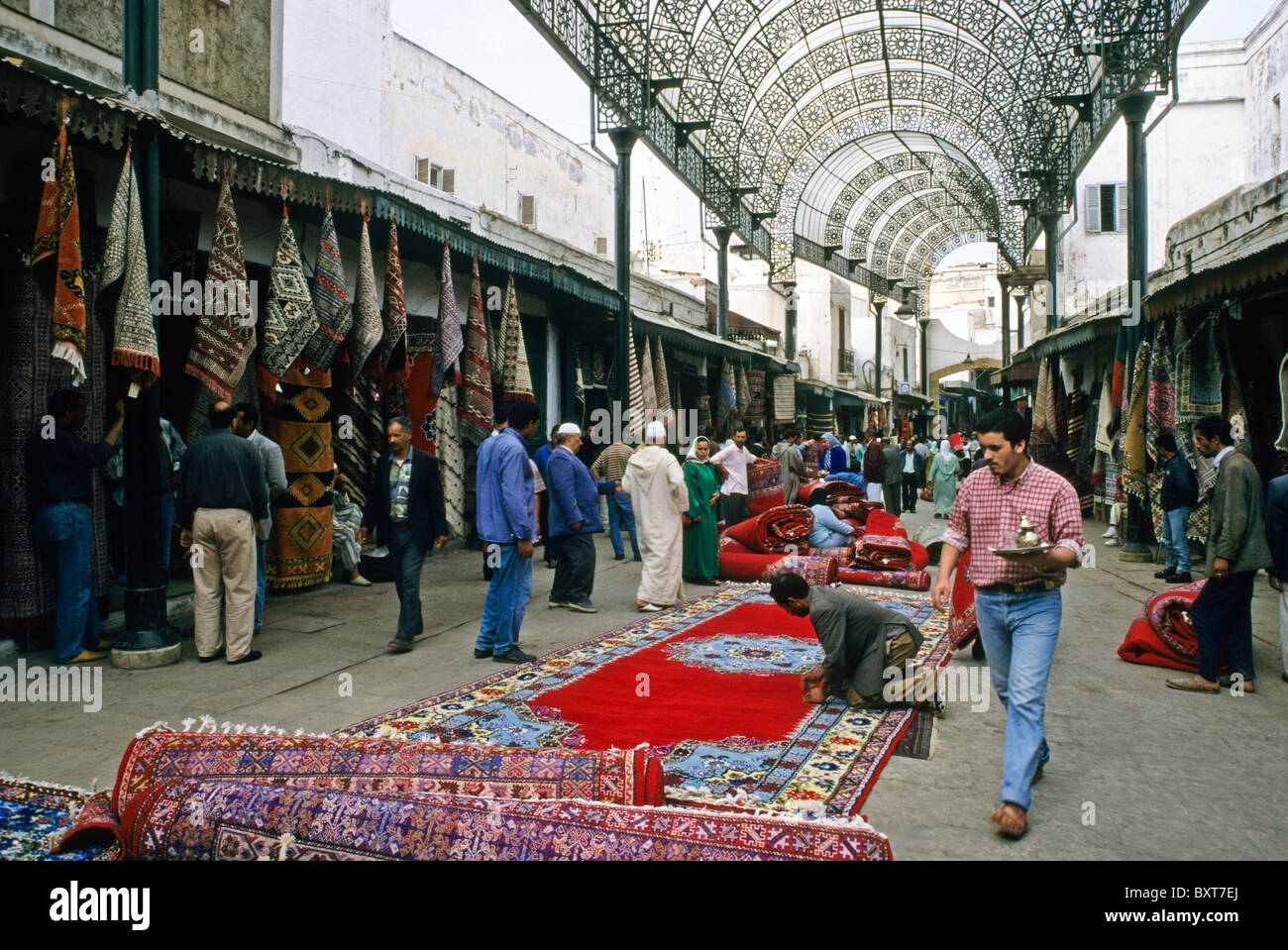 Souk aux tapis sur Rue des Consuls dans la médina, Rabat, Maroc Photo ...