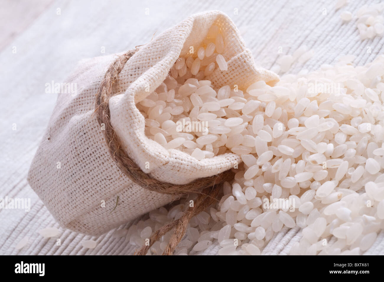 Petit sac de riz cru Photo Stock - Alamy