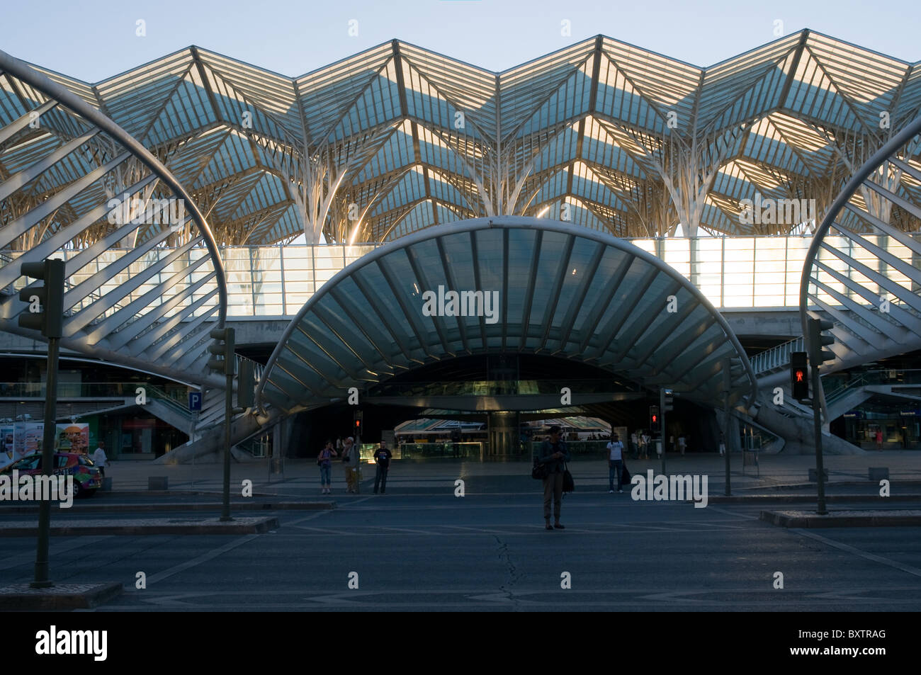 La grande entrée est de la gare ferroviaire et routière de Oriente ...