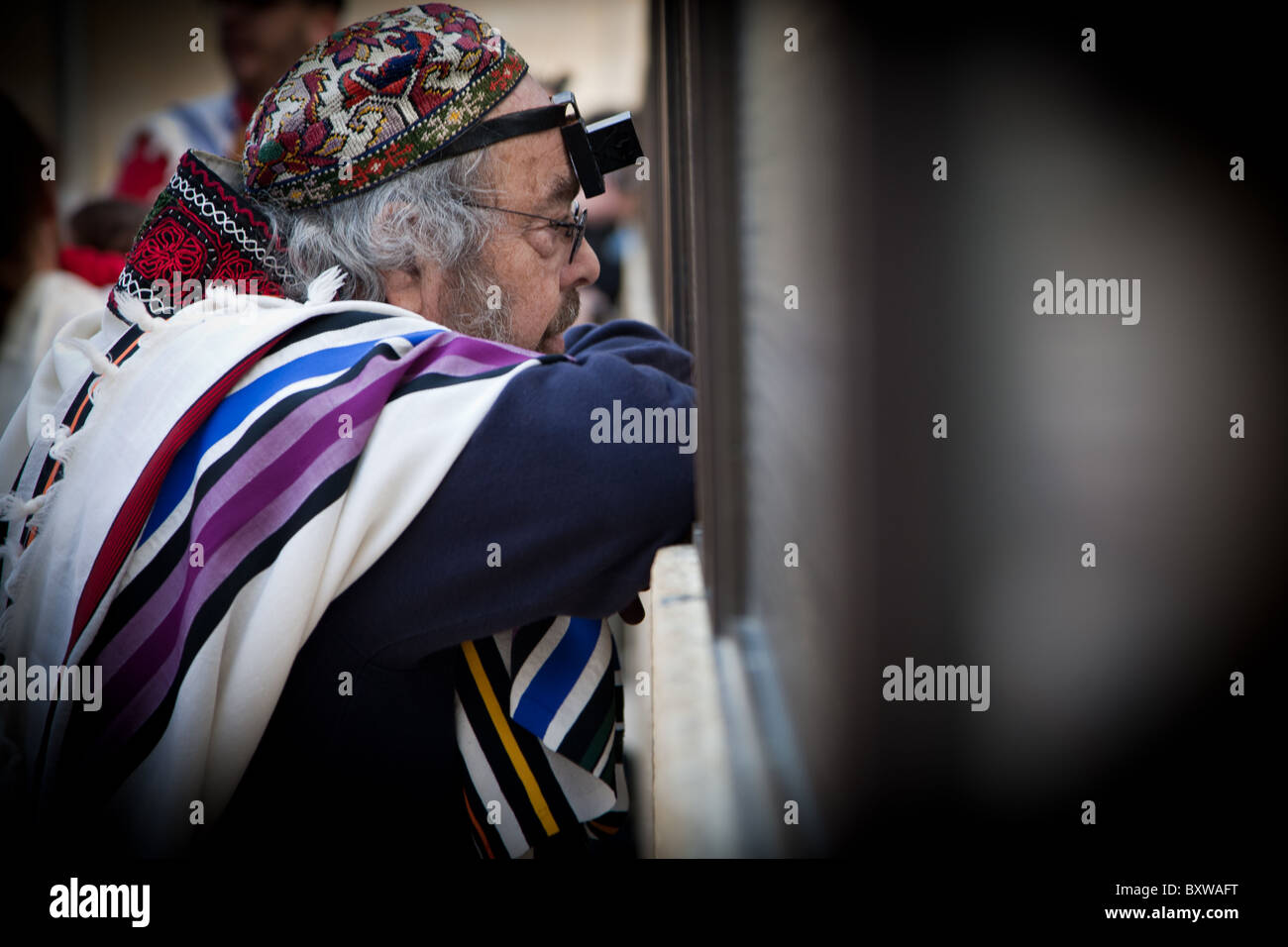 L'homme juif traditionnel avec châle de prière et tefillin Talit ...