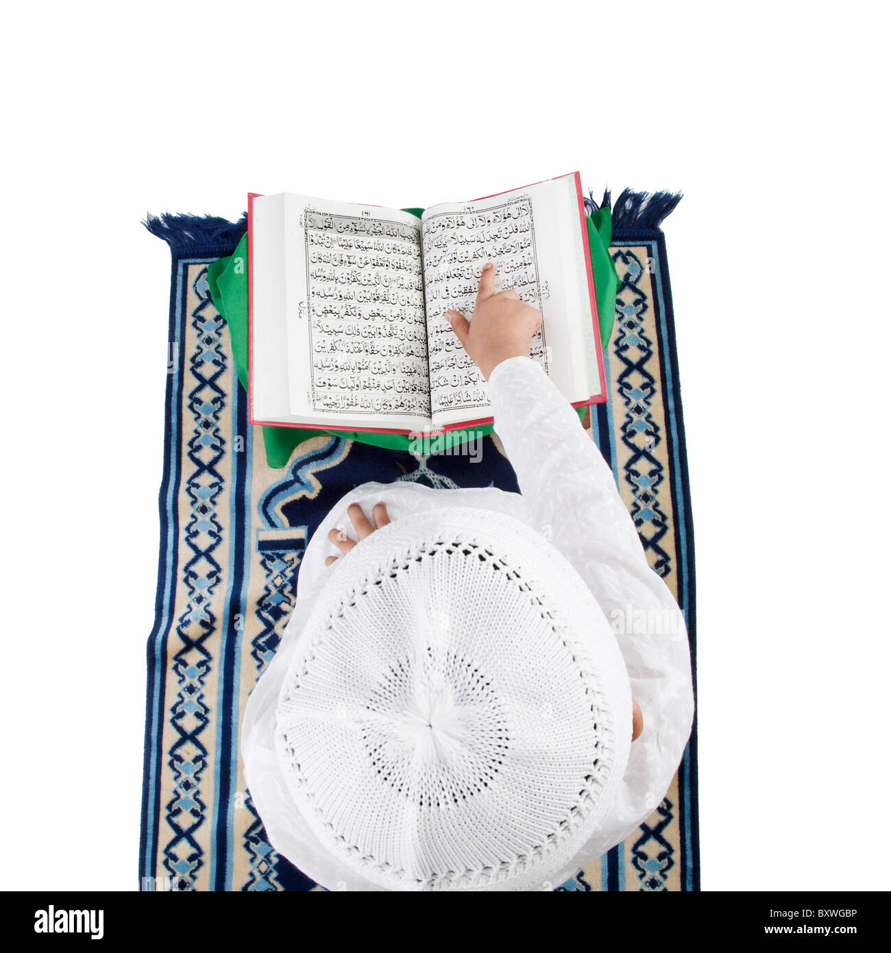 Muslim young kid reading quran Banque de photographies et d’images à ...