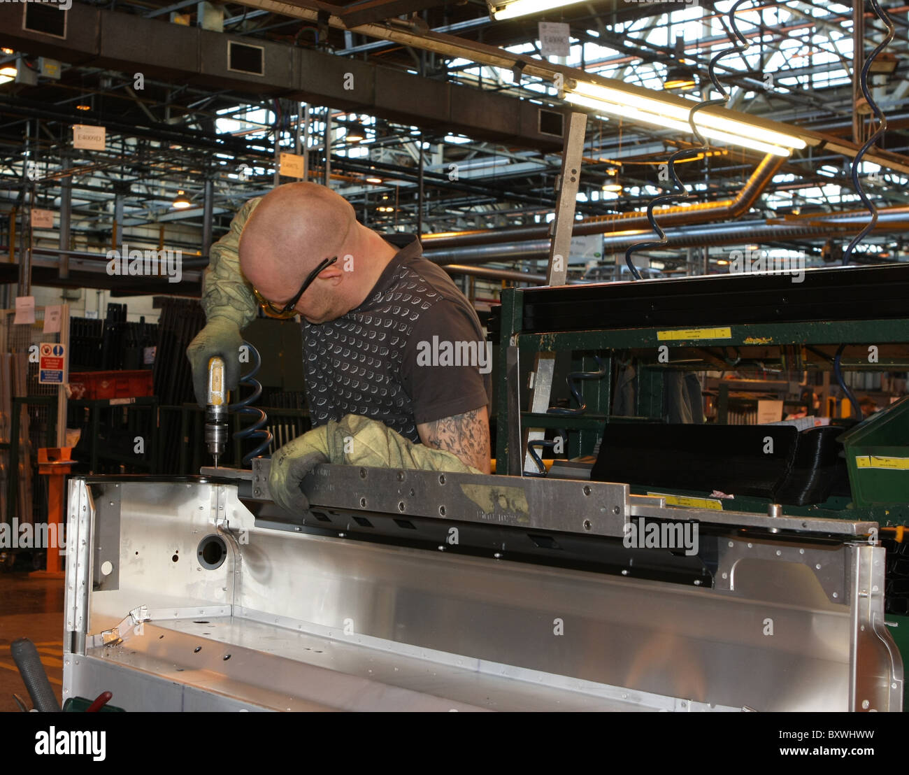 À l'aide d'un gabarit pour percer des trous pour les rivets sur une ...