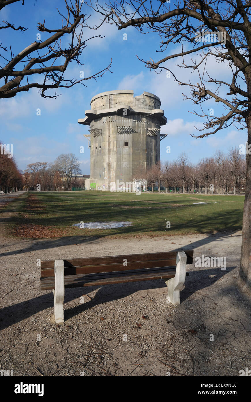 A WW2 Flak tower (le Flakturm VII G-turm) construit par la Luftwaffe ...