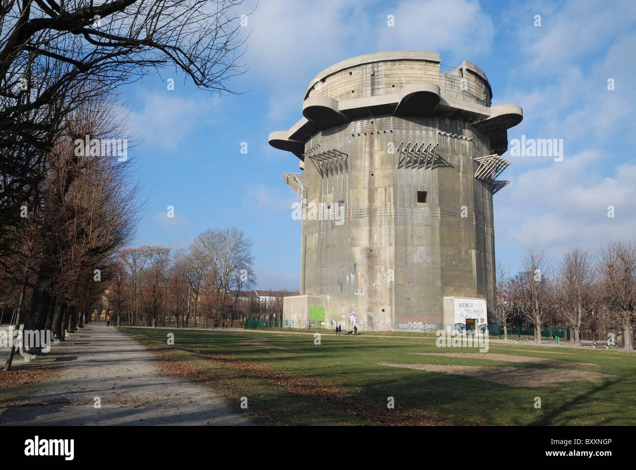 A WW2 Flak tower (le Flakturm VII G-turm) construit par la Luftwaffe ...
