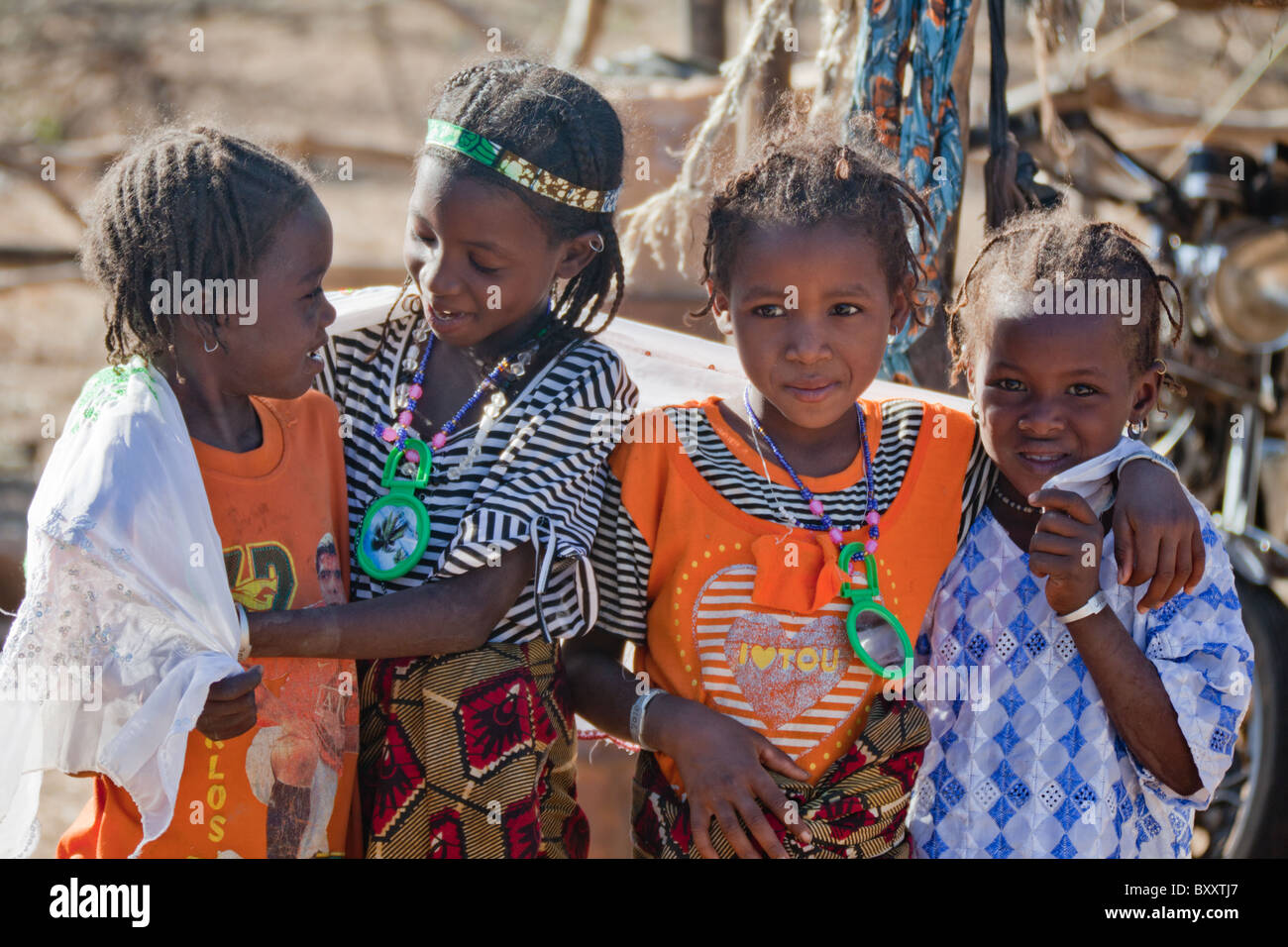 Enfants Peuls dans le village d'Bantagiri saisonnières dans le nord du ...