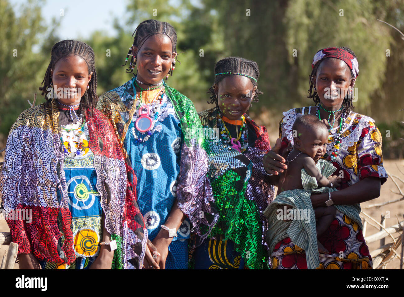 Les jeunes femmes peules dans le village d'Bantagiri saisonnières dans ...