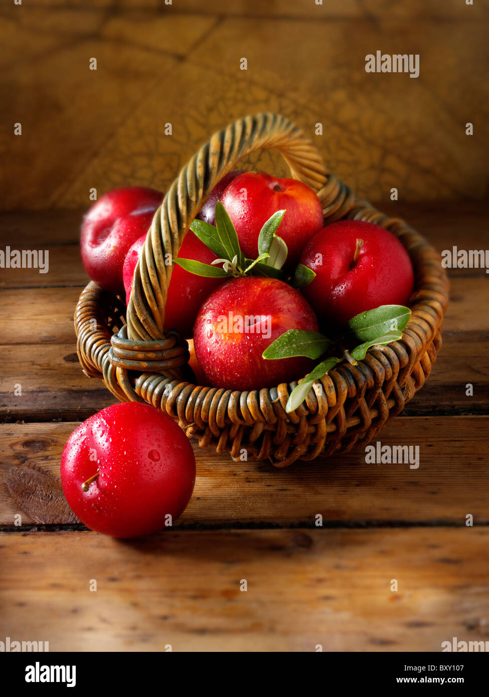 Nature morte avec des fruits dans un panier Banque de photographies et ...