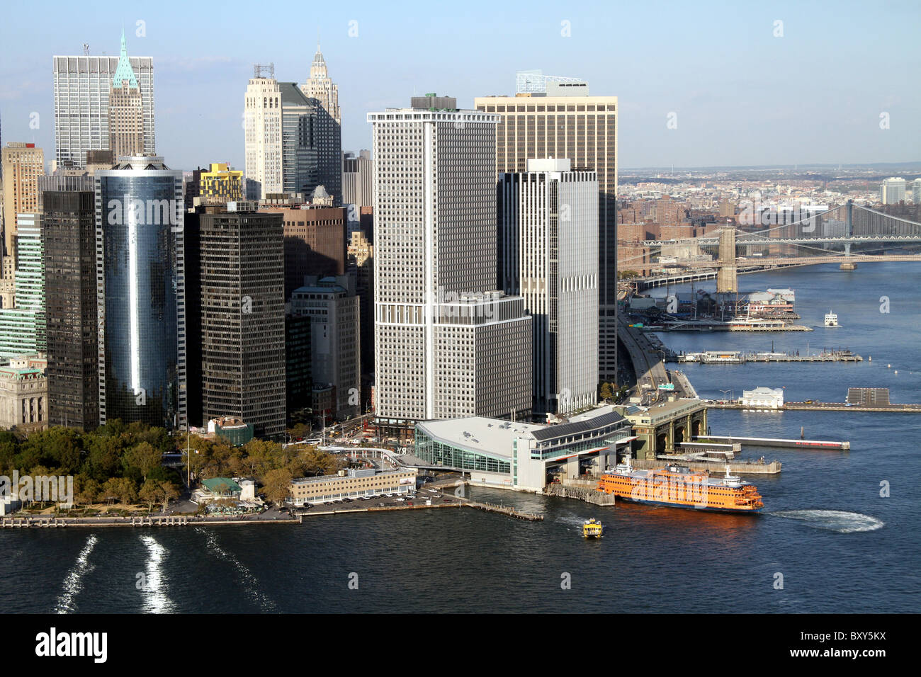 Vue aérienne de New York et le centre-ville de quartier financier et ...