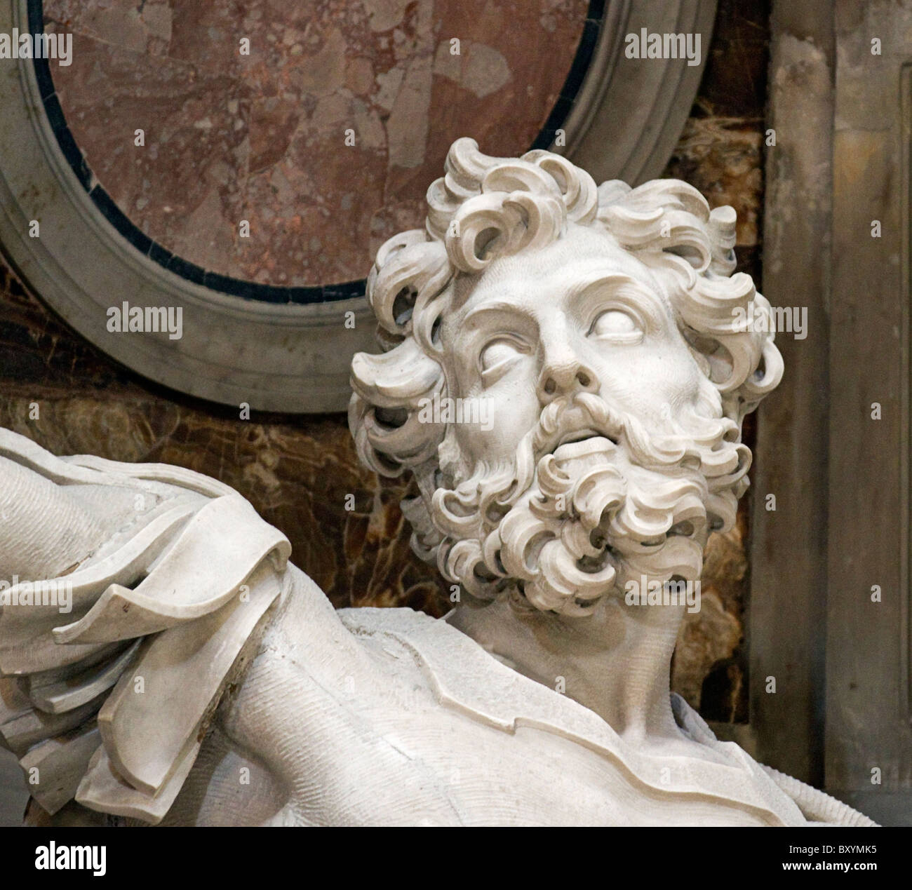 Close-up of a statue de Saint Longinus dans la Basilique Saint Pierre ...