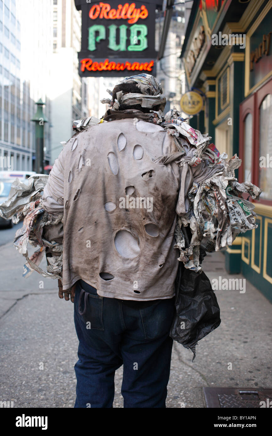 L'homme en haillons en passant par Manhattan, New York City, États-Unis ...