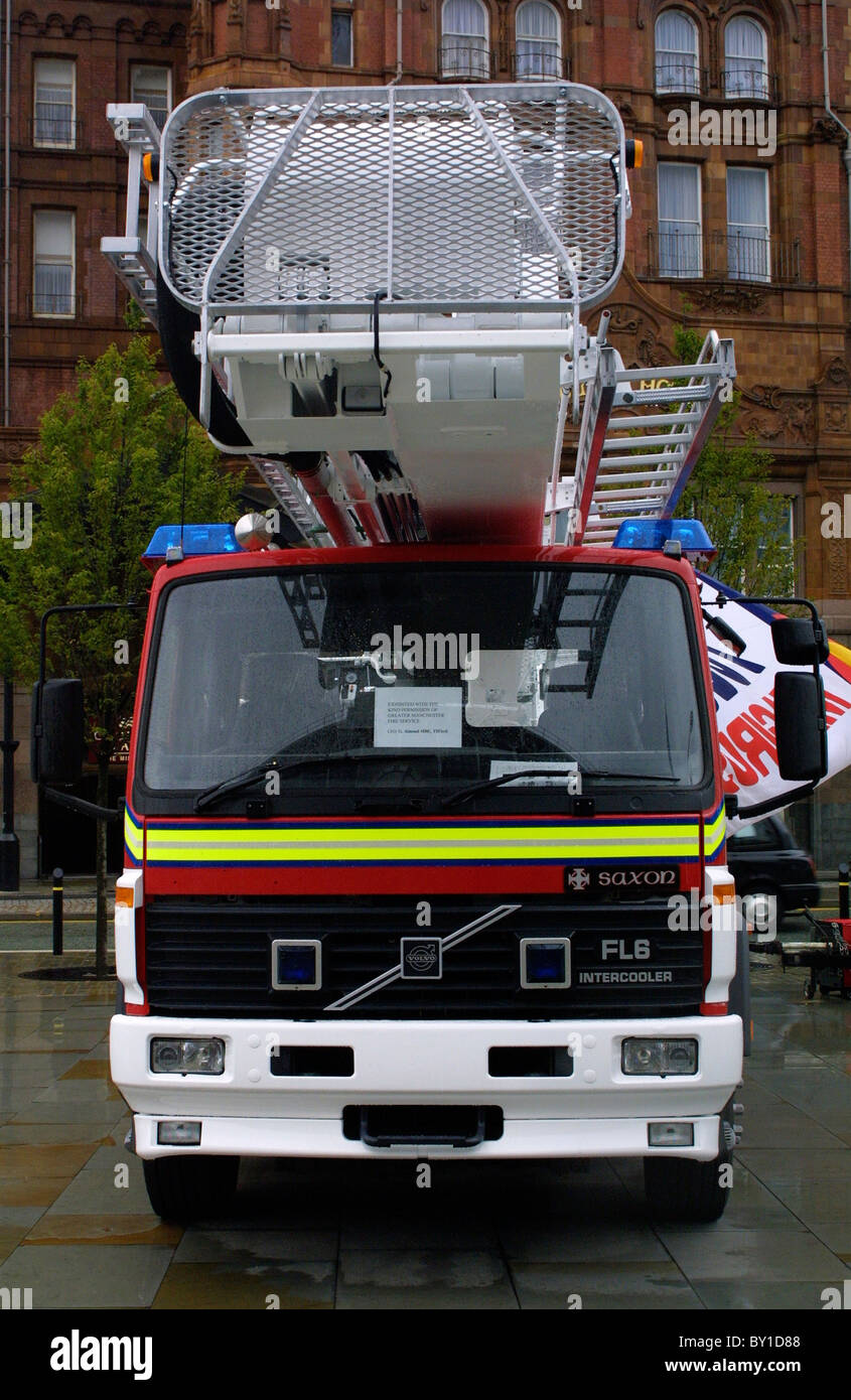 Camion volvo rouge et jaune Banque de photographies et d’images à haute ...
