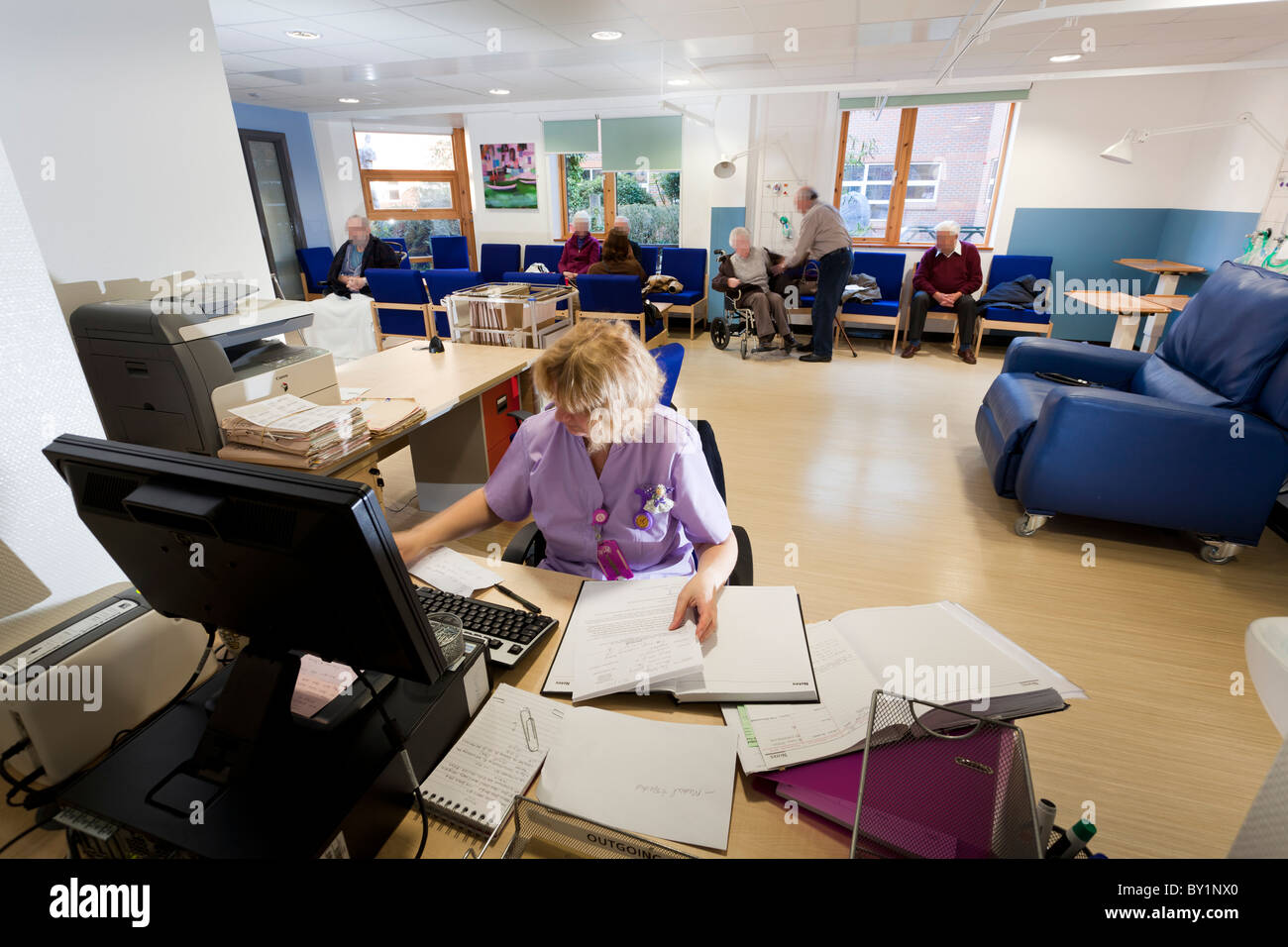 Hospital nhs reception receptionist Banque de photographies et d’images ...