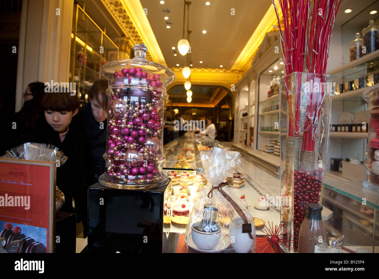Boutique Chocolat Angelina, Rue de Rivoli, Paris, France Photo Stock ...