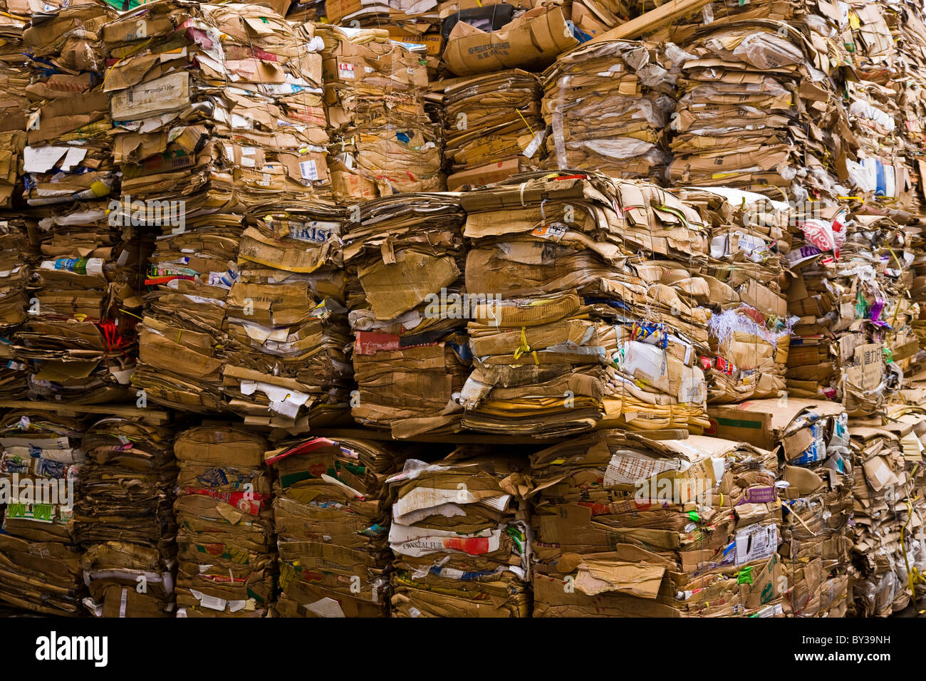 Recyclage du papier et du carton Banque de photographies et d’images à ...