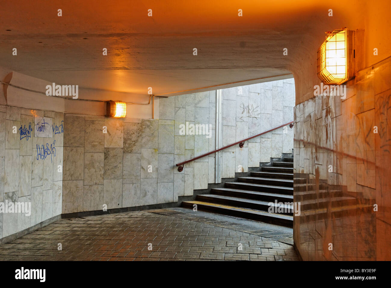 Passerelle souterraine Banque de photographies et d’images à haute ...