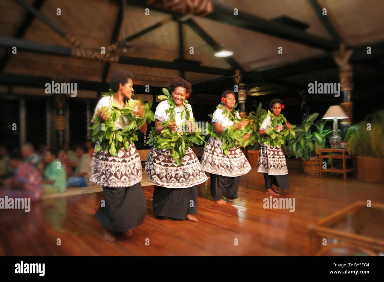 Women dance fiji Banque de photographies et d’images à haute résolution ...