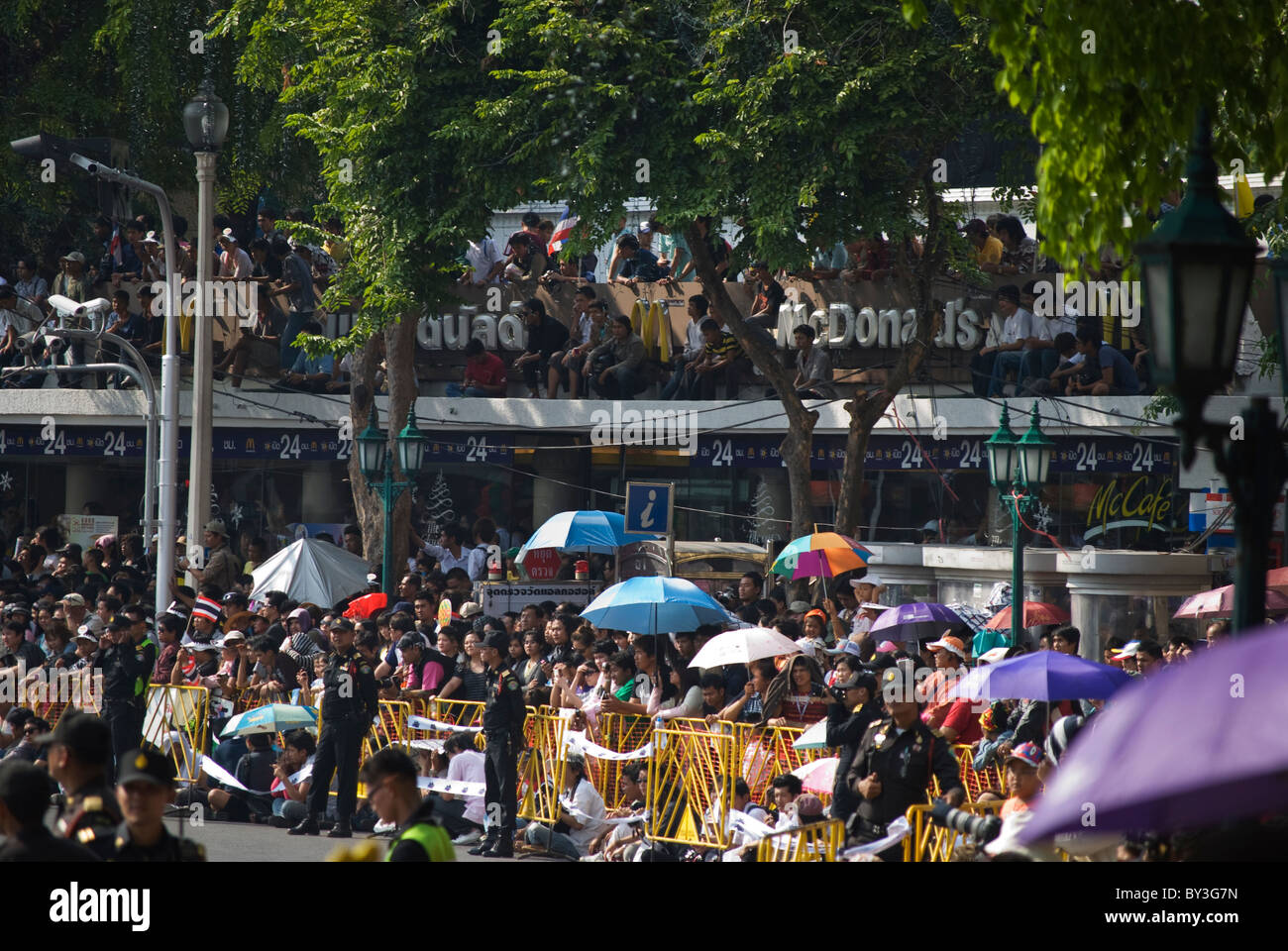Foule de spectateurs en attente de la F1 car show dans le ...