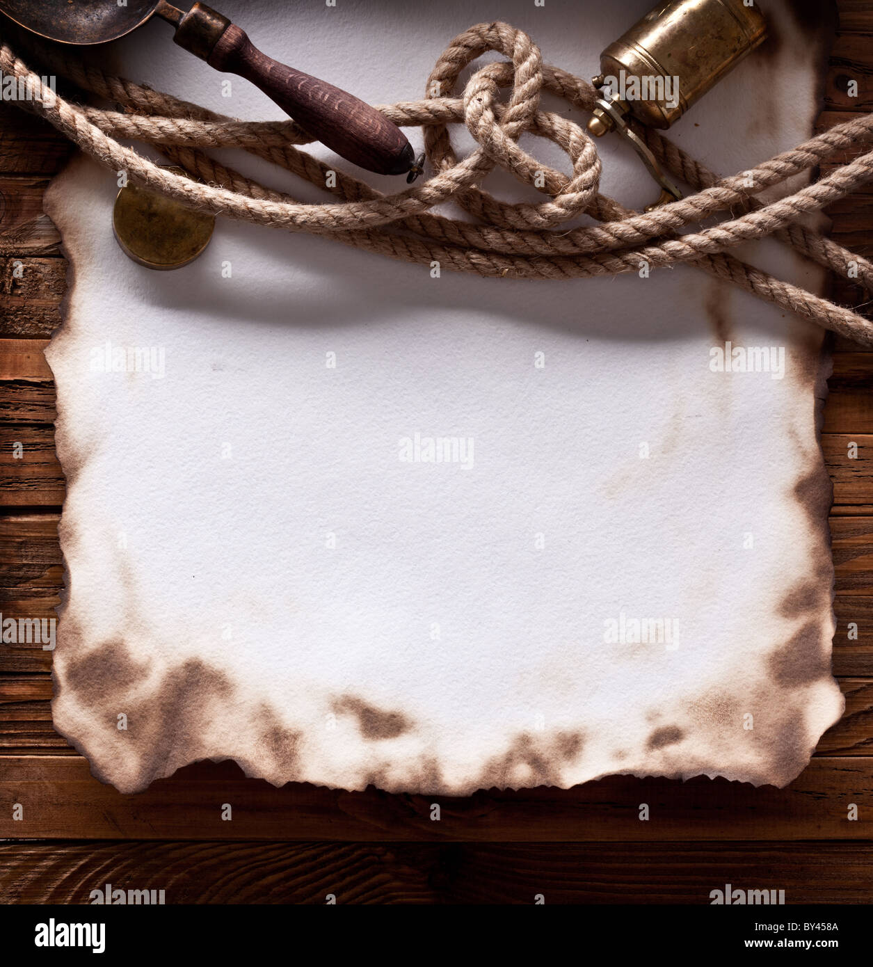 Image de vieux papier sur une planche de bois Photo Stock - Alamy