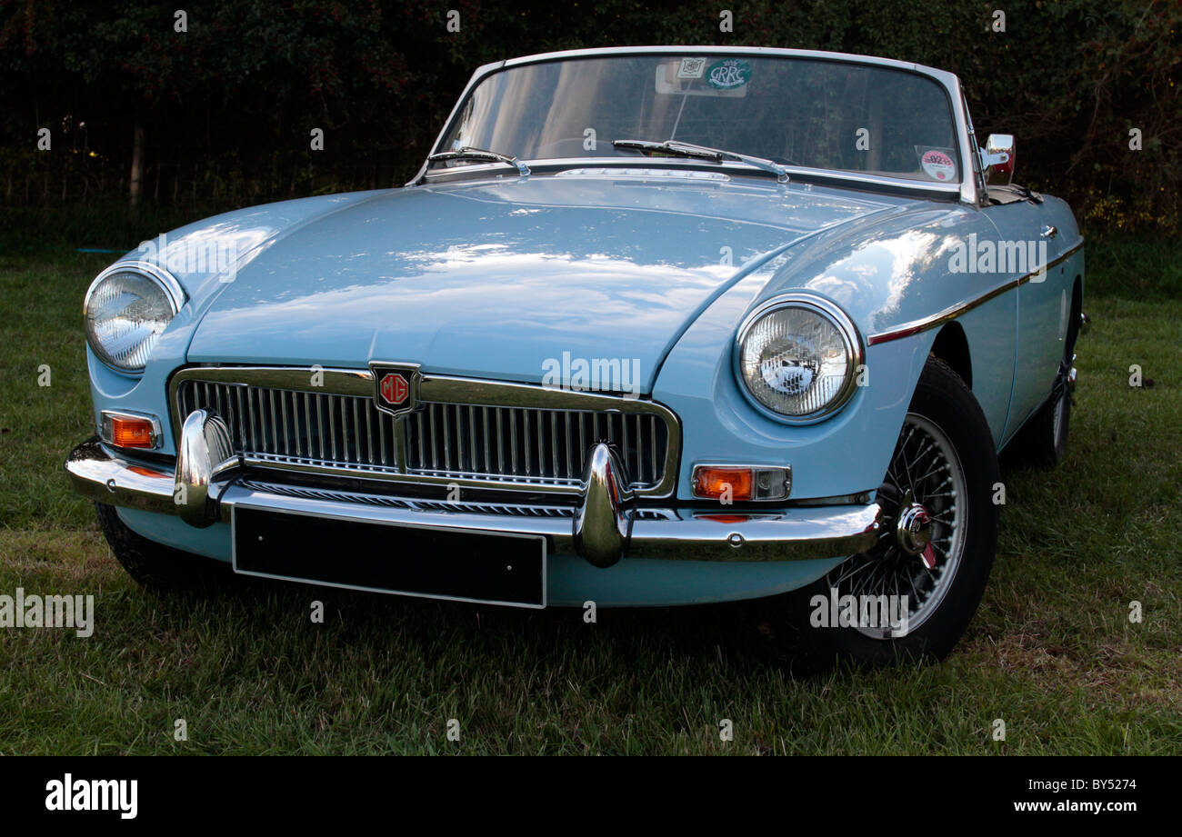 La célèbre Roadster MGB modèle bumper chrome Photo Stock - Alamy