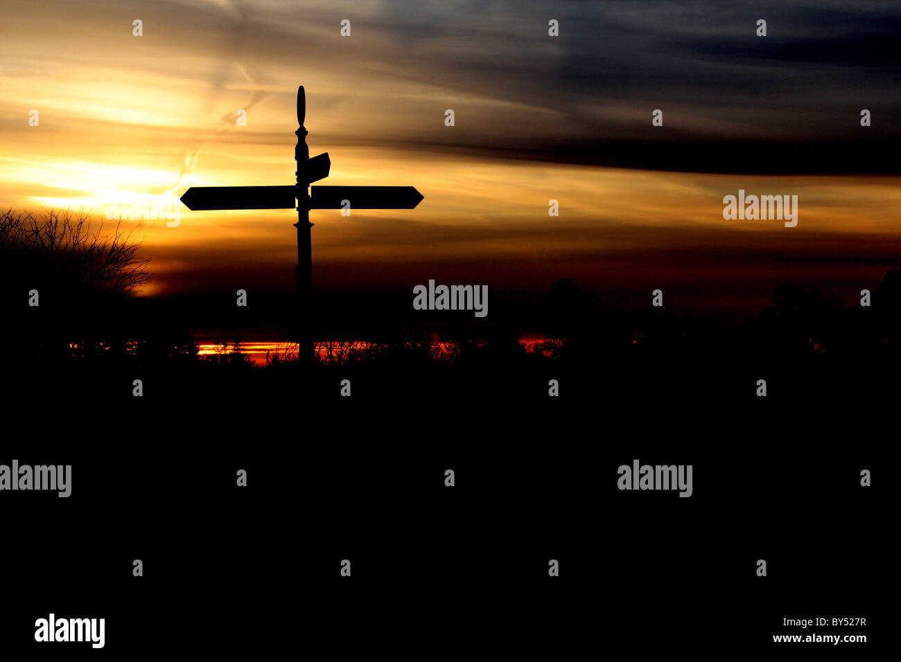 Croisement de chemin Banque de photographies et d’images à haute ...