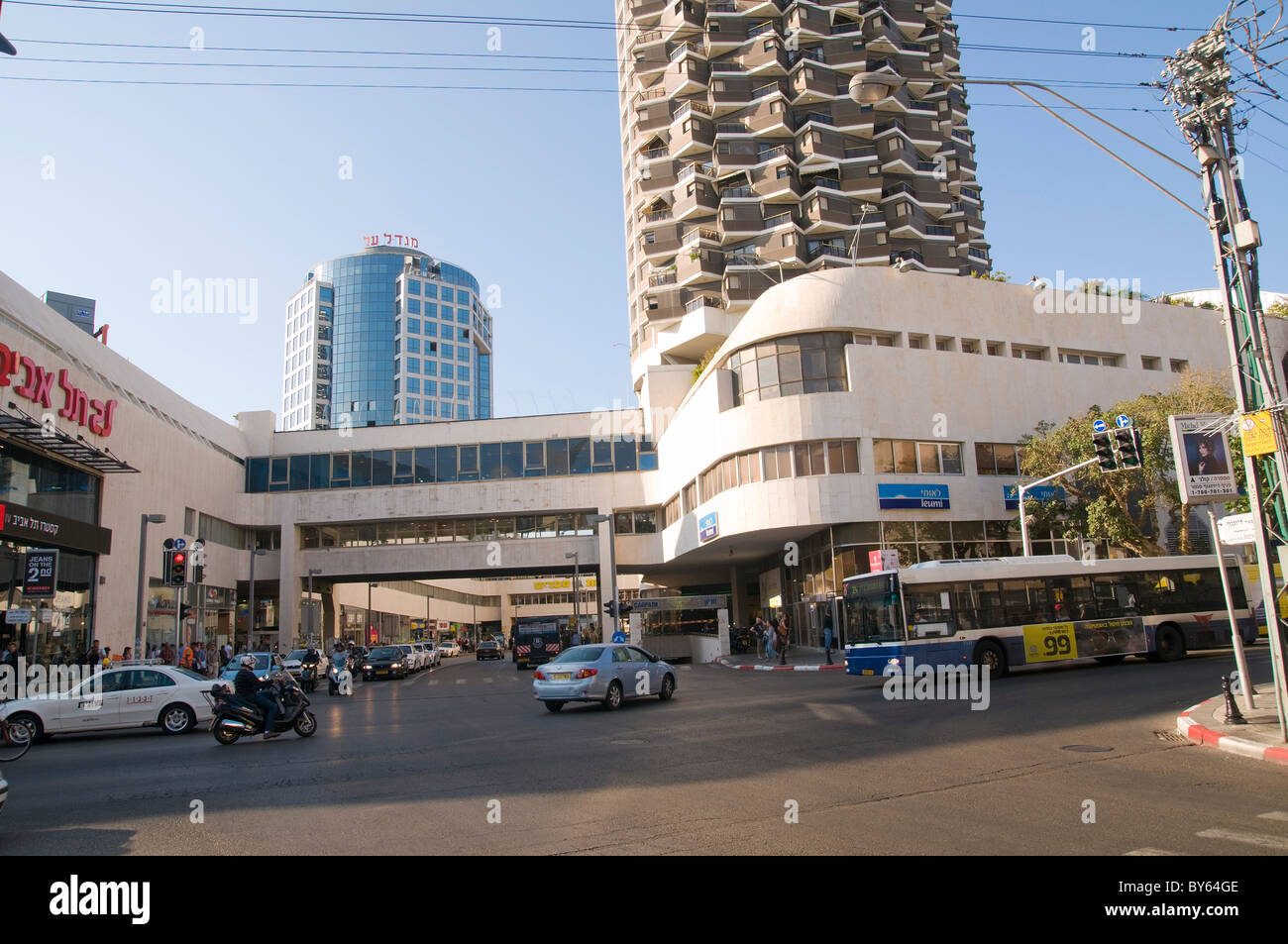 Israël, Tel Aviv le centre commercial Dizengoff center et tour d ...