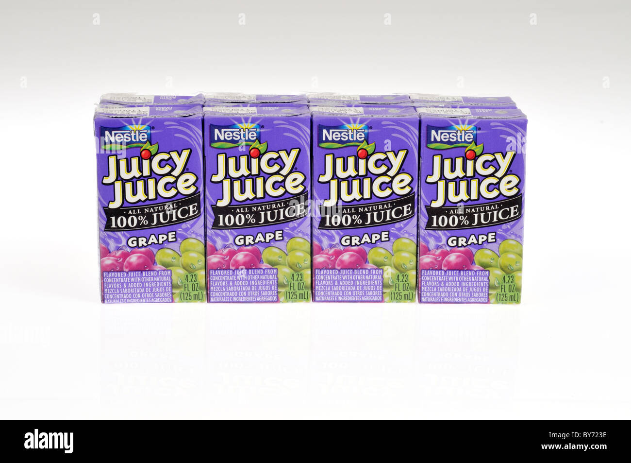 Un pack de boîtes de jus jus juteux Nestlé sur fond blanc découpé Photo ...