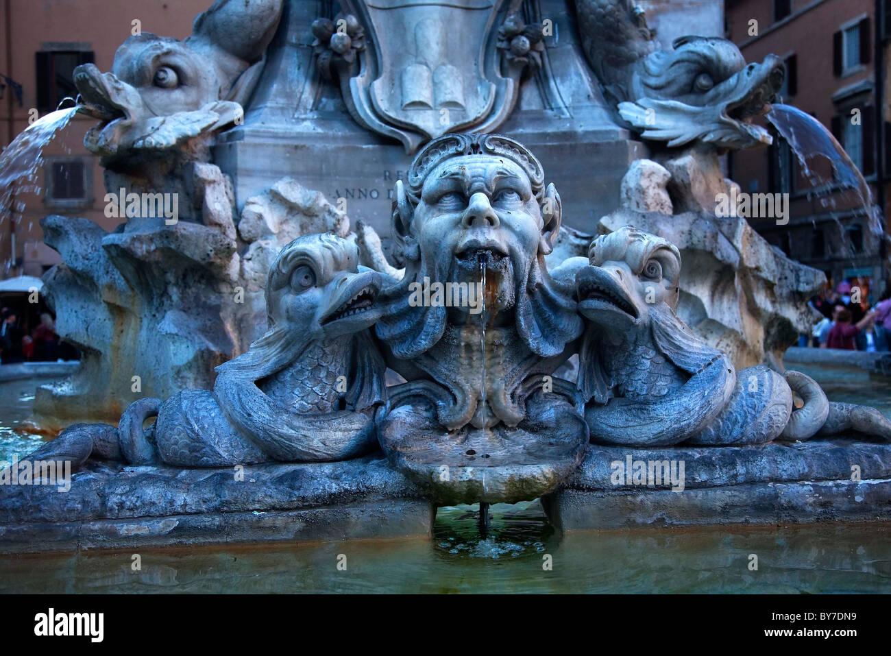 La fontaine de la Piazza della Porta della Rotunda, face de Pantheon ...