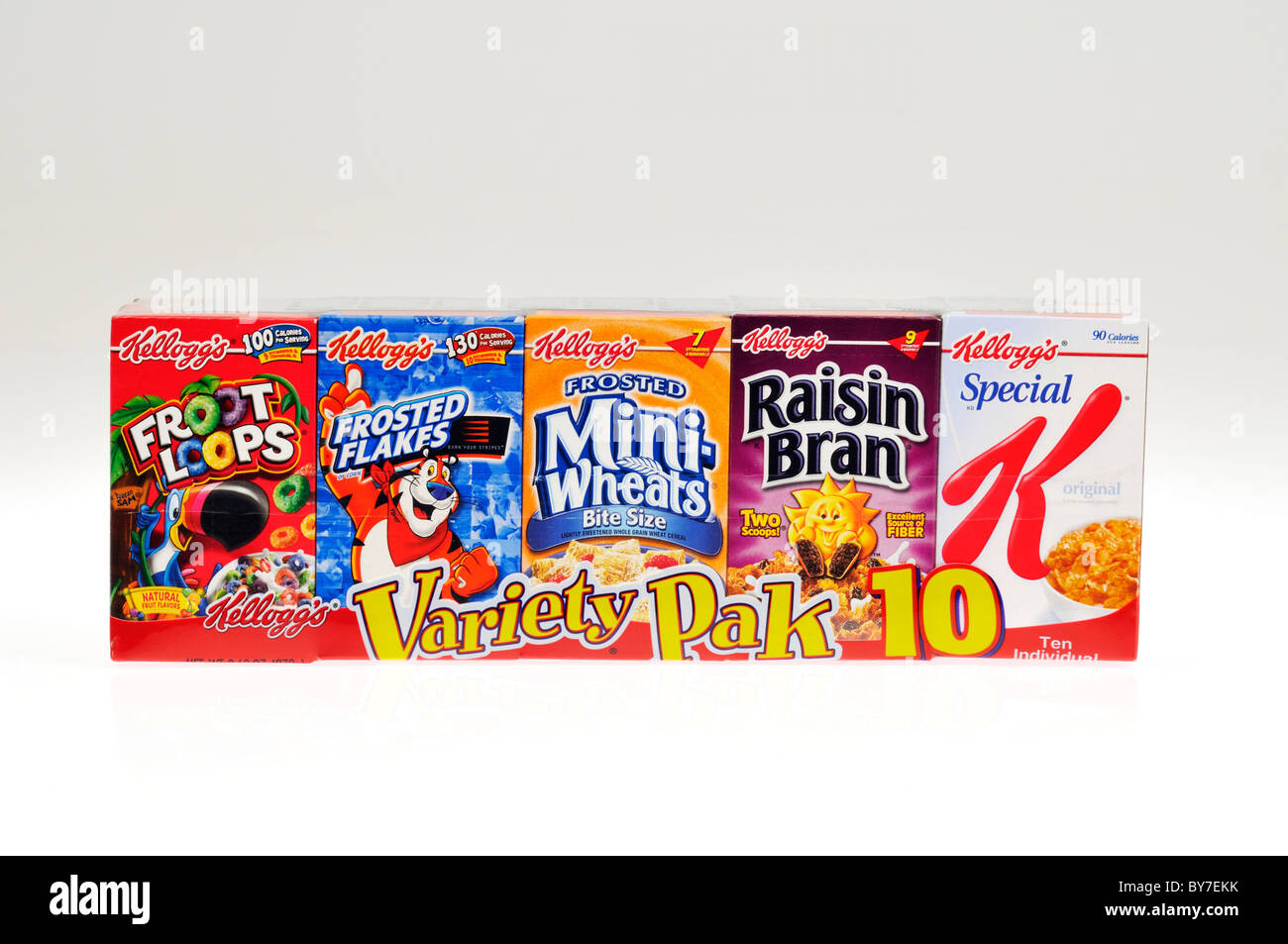 Lot de diverses boîtes de céréales Kellogg's sur fond blanc, découpe ...