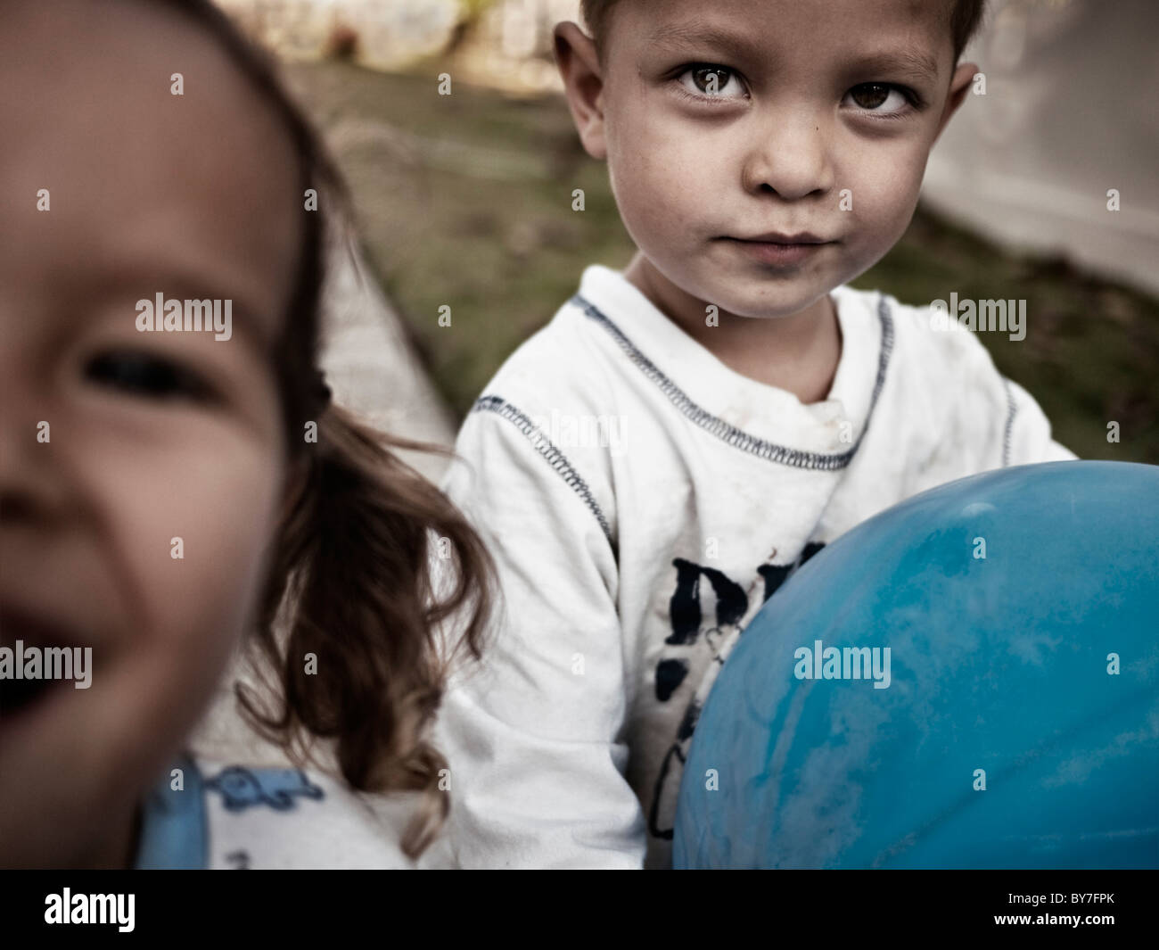 Deux jeunes enfants jouant Banque de photographies et d’images à haute résolution - Alamy