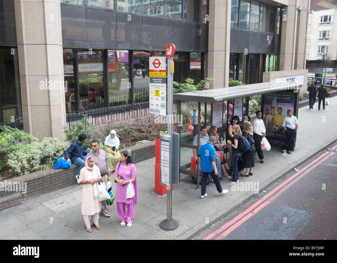 London bus stop Banque de photographies et d’images à haute résolution ...