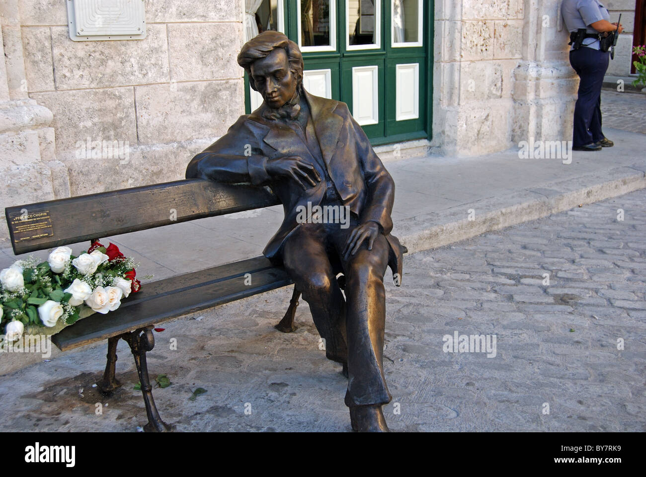 Statue en bronze de l'homme assis sur un banc de célébrant Frederico ...