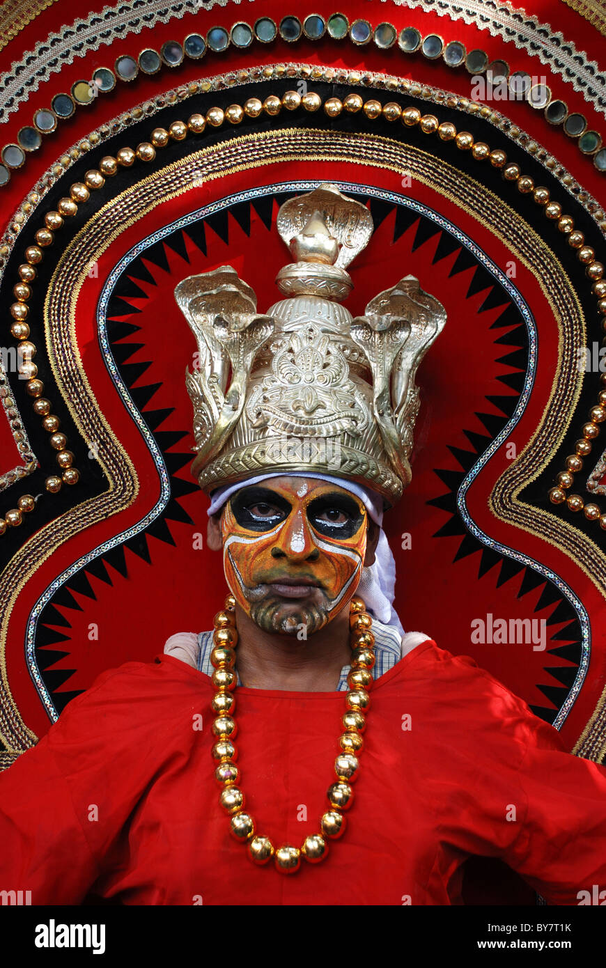 Theyyam dancer traditionnel avec des costumes colorés d'un festival ...