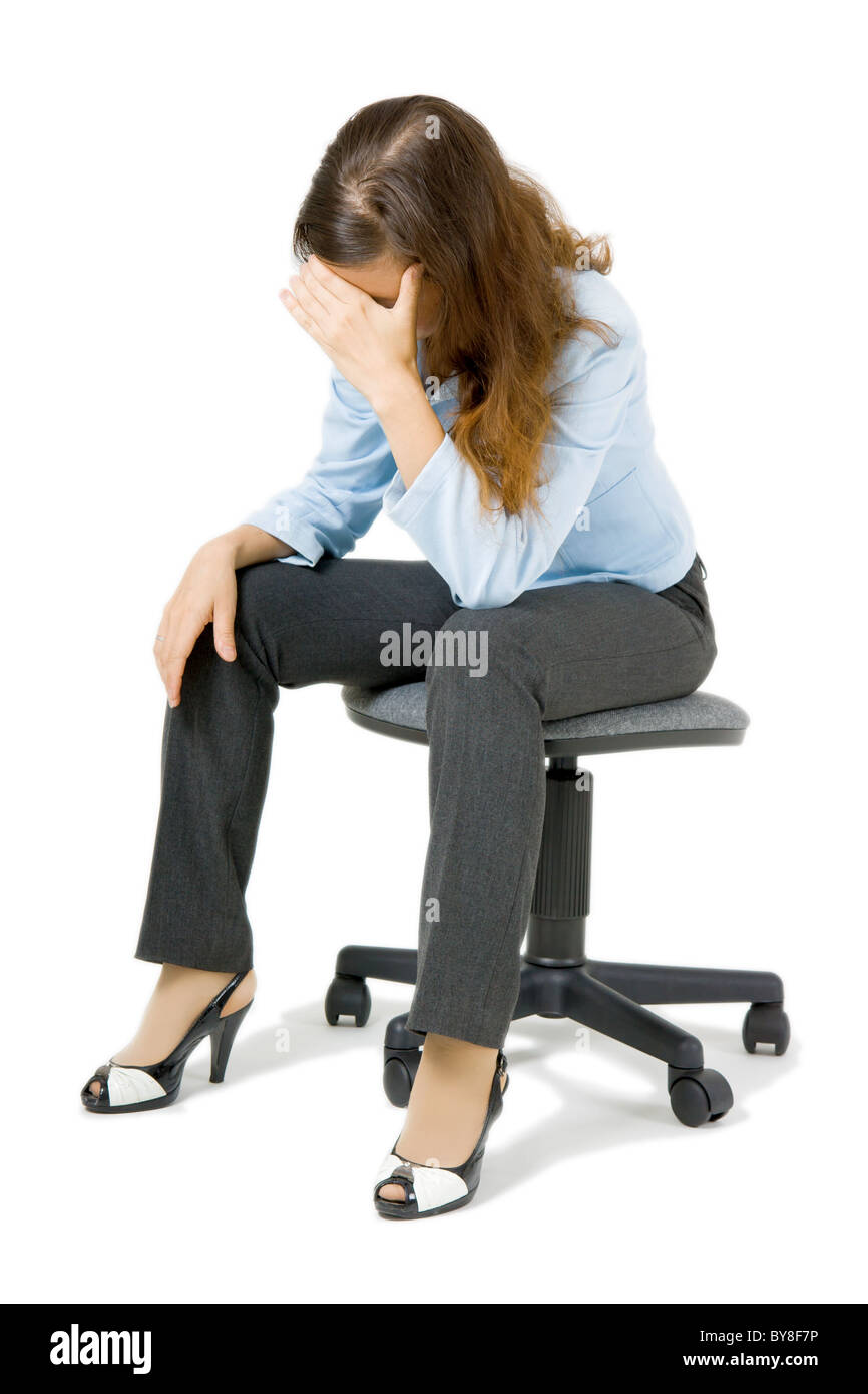 Jeune fille assise sur une chaise bras couvrant son visage Photo Stock - Alamy