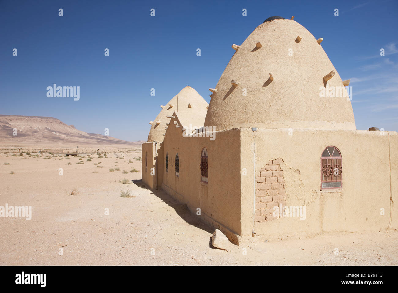 Syrien traditionnel 'ruche' maison dans le désert près de la route ...