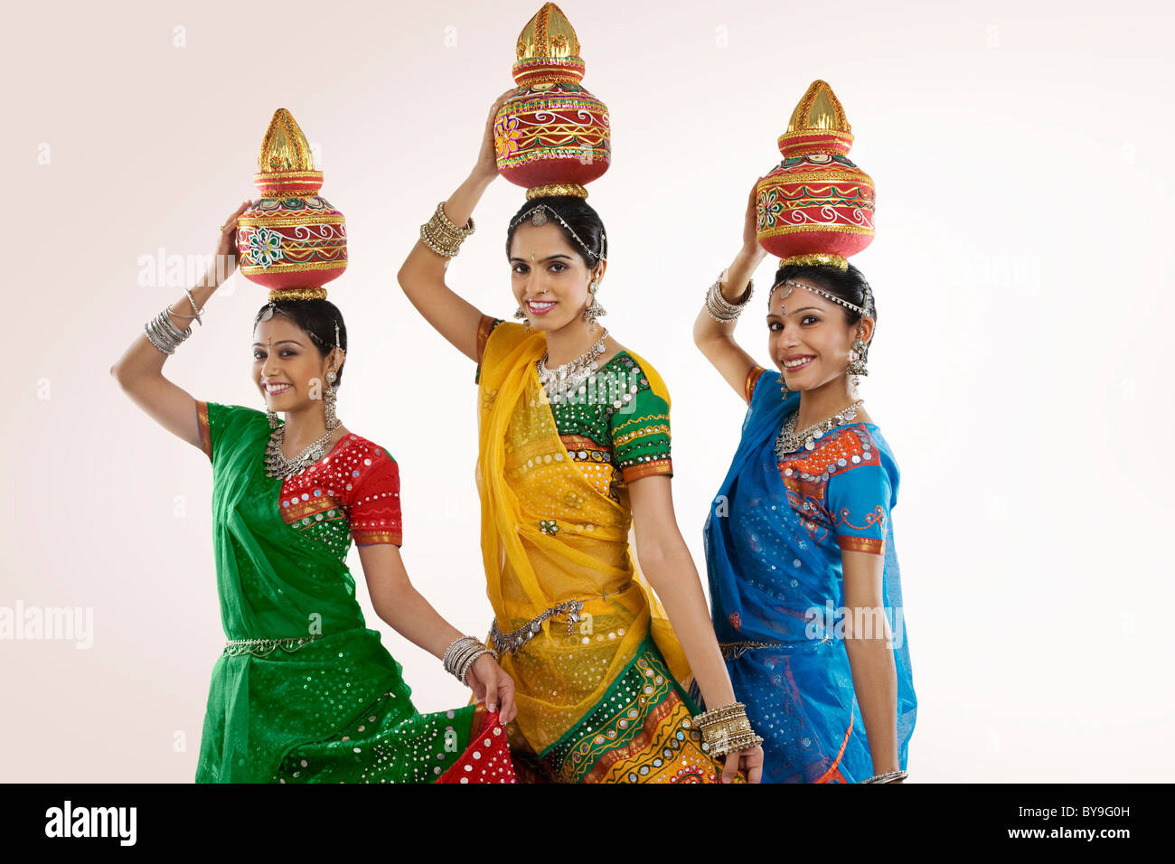 Femmes kalash Banque de photographies et d’images à haute résolution ...